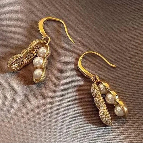 Jewelry | Three Pearls In A Crystal Pod Gold Steel Snap Snow Garden ...